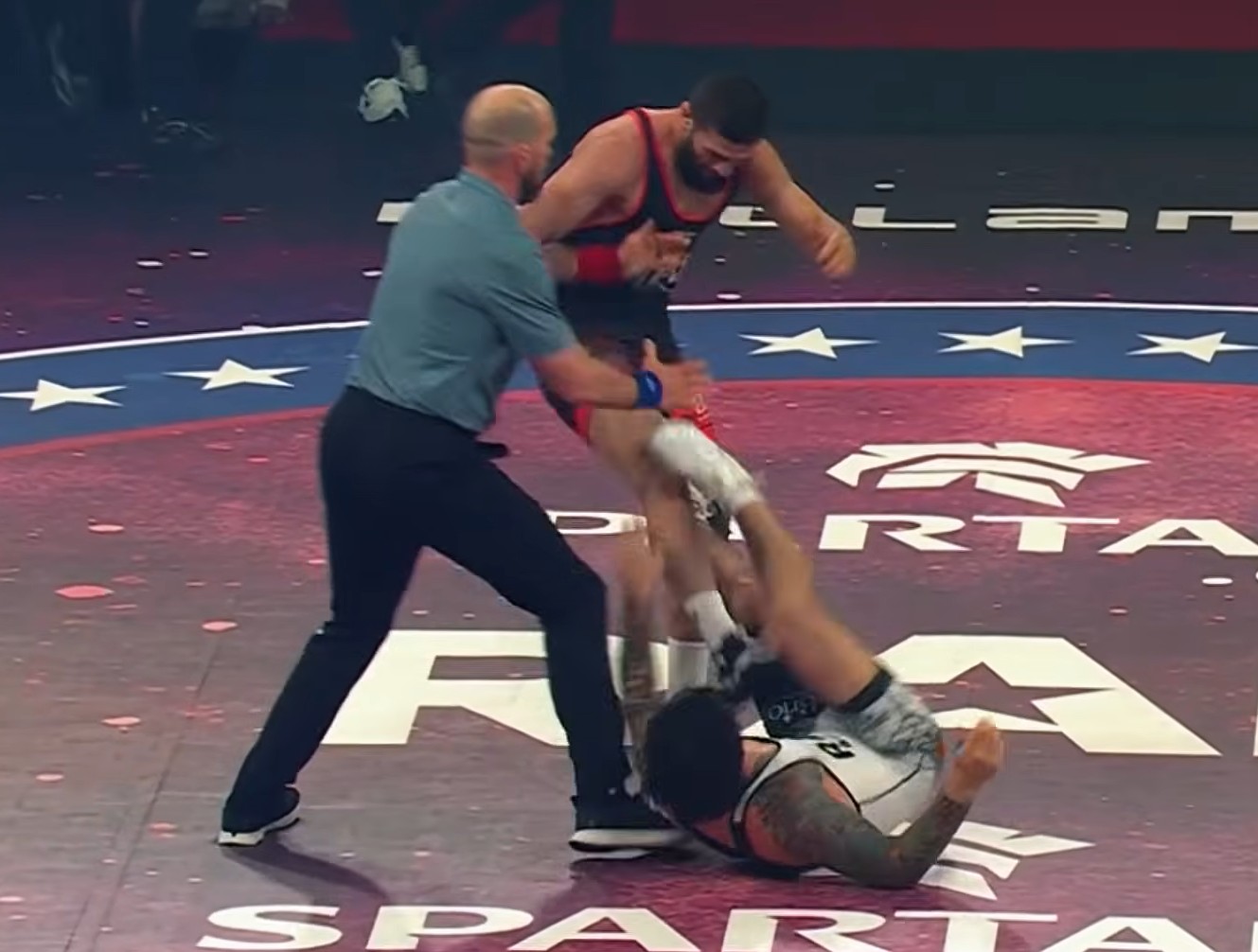 Ex-campeão do UFC causa briga generalizada em luta de wrestling | Ge