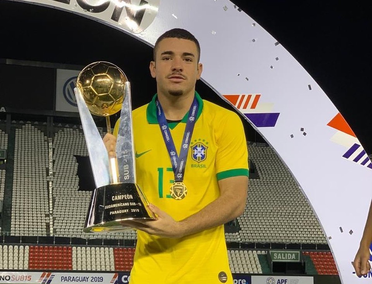 Com convocações para seleções de base, Léo Ataíde assina o primeiro ...