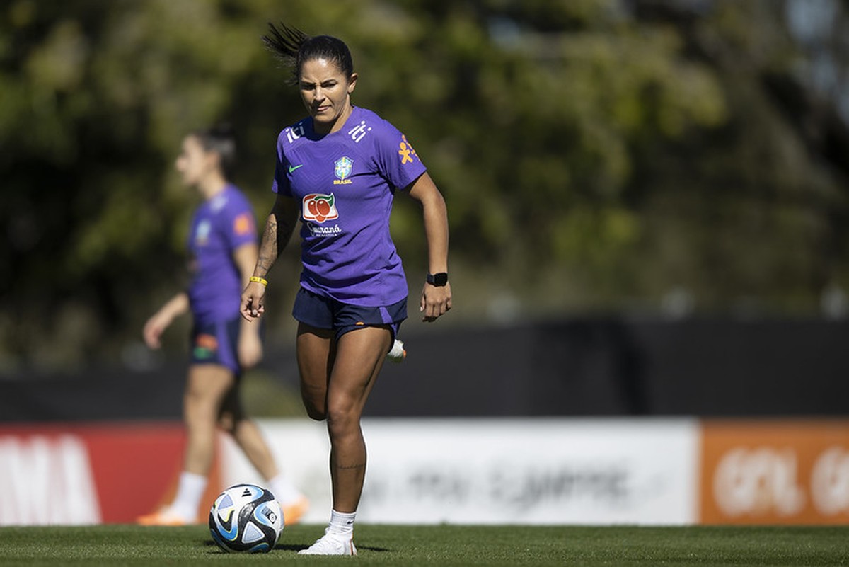 Debinha destaca intensidade nos treinos da Seleção: "Agora é tudo ou nada"