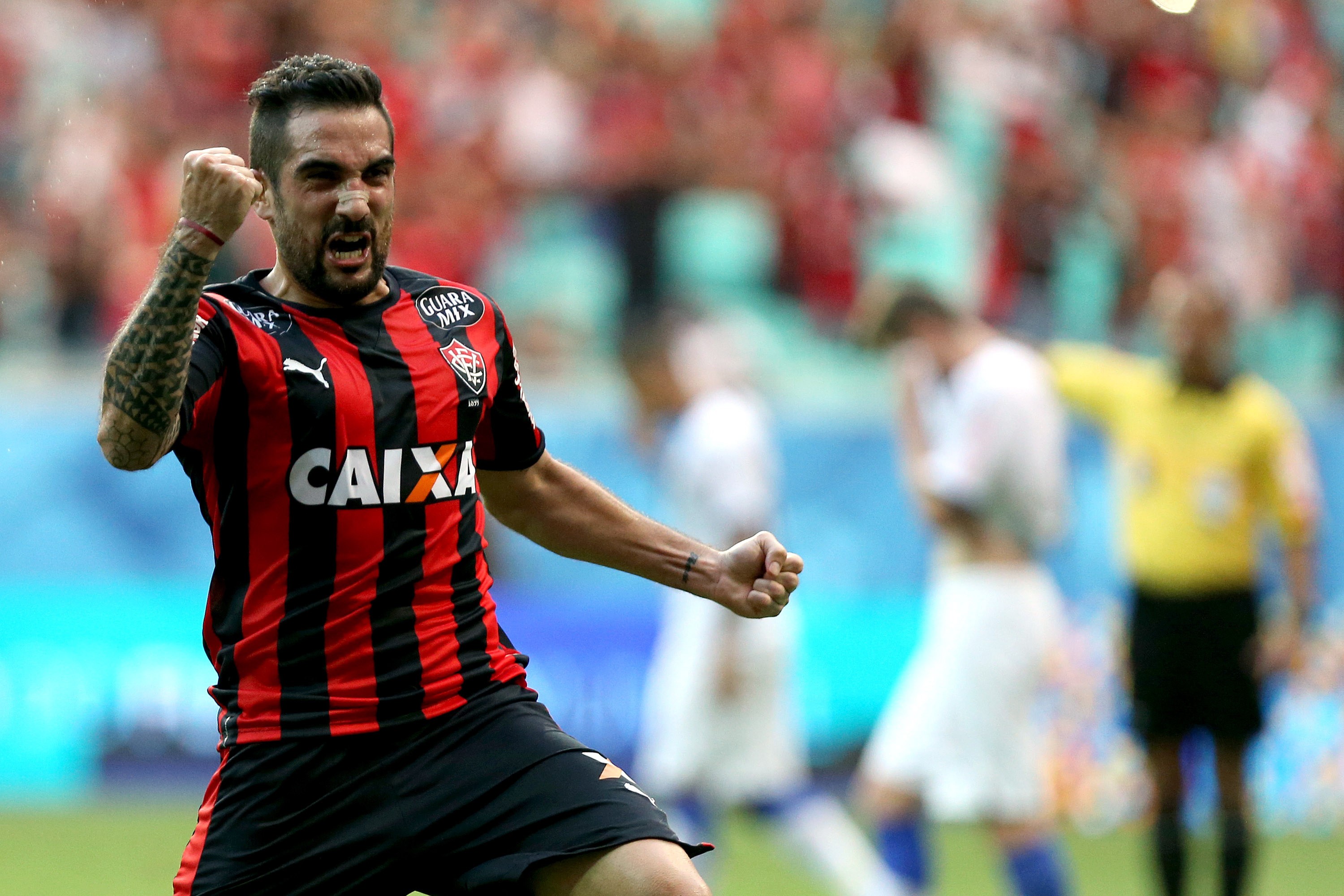 Sem jogar desde 2017, Escudero volta ao Vitória para período de ...