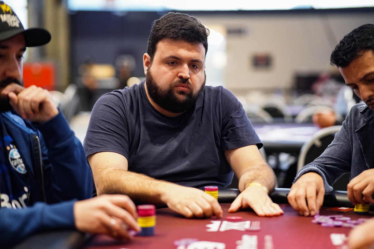 Poker: streamer brasileiro chora ao ganhar pacote para a Triton Series ...