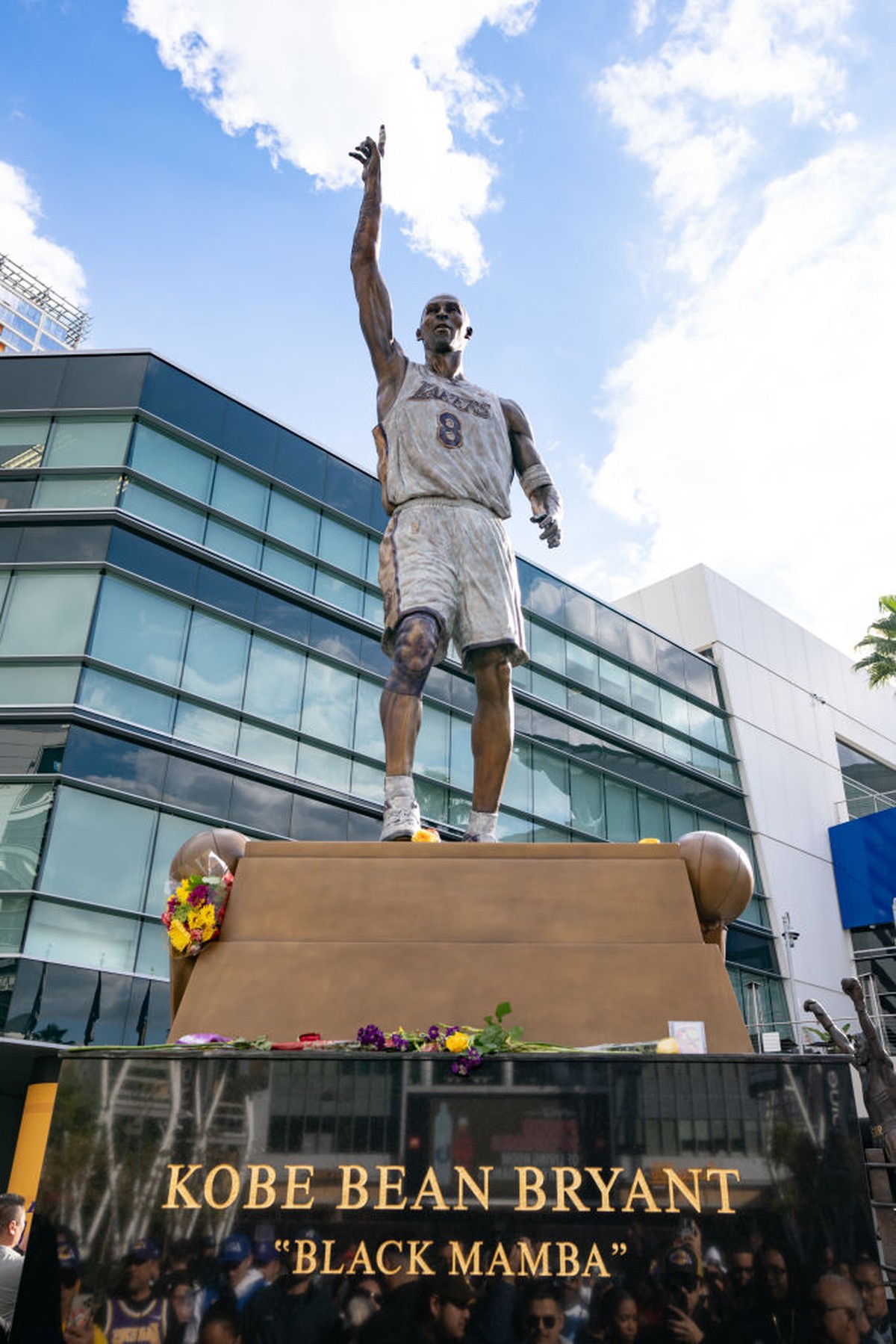 Lakers cometem gafe e erram nomes de jogadores em estátua de Kobe ...