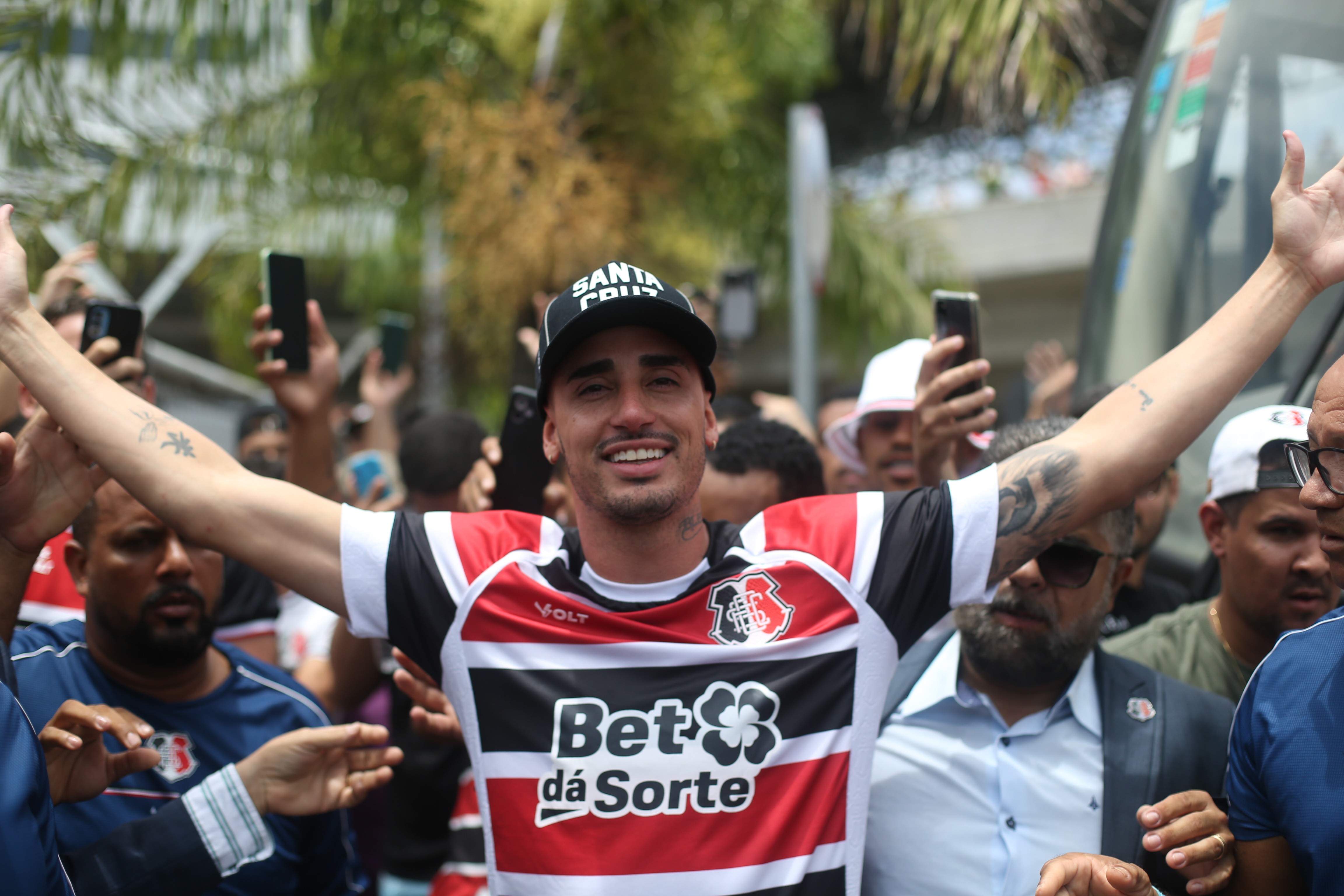 Thiago Galhardo chega ao Recife com data para estrear no Santa | Ge