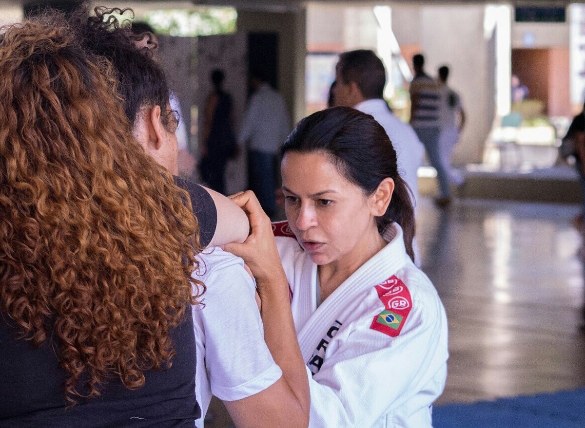 Yvone Duarte dá aulas de defesa para LGBT, negros e indígenas | rr | ge