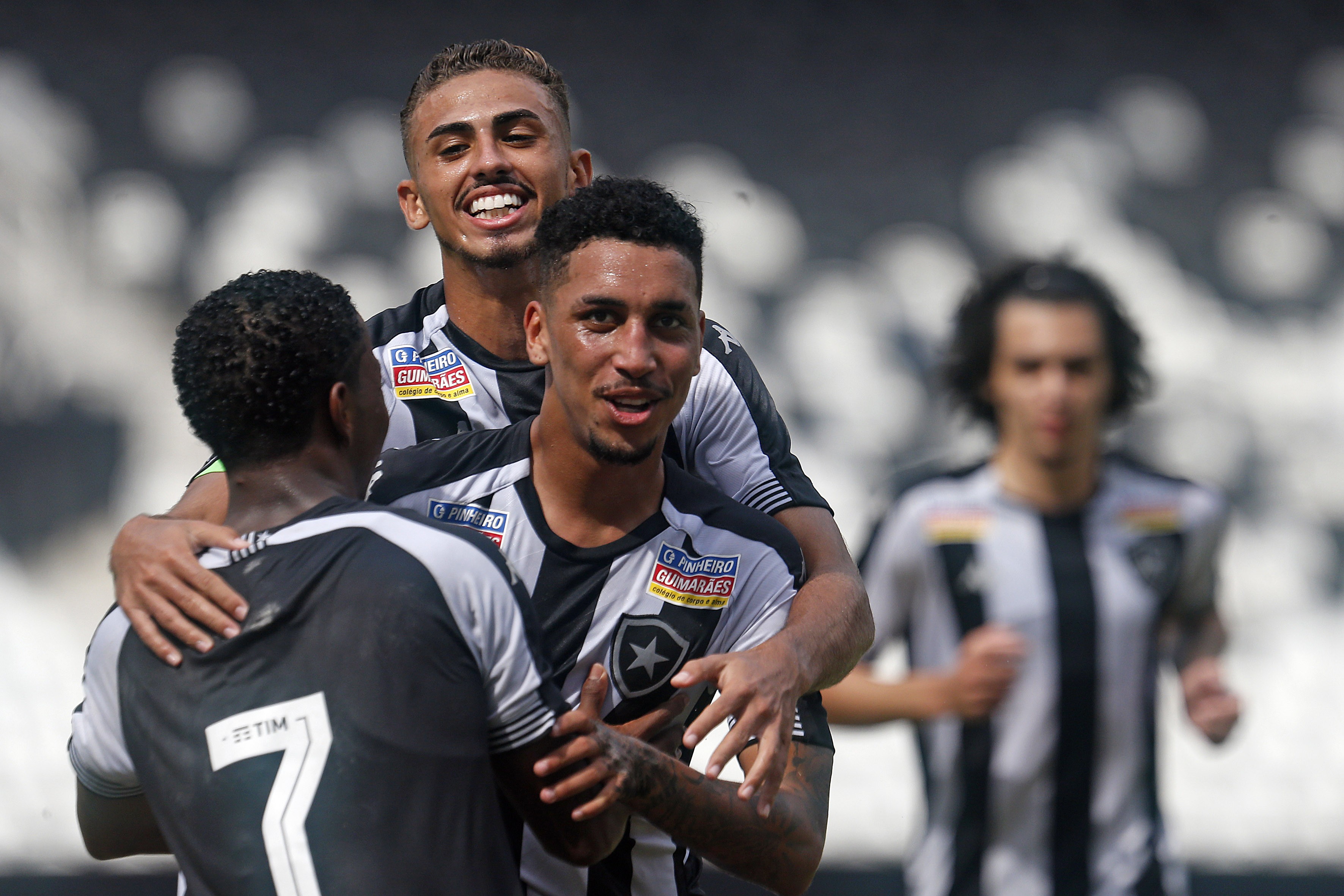 Kauê mostra versatilidade e poder ofensivo no Botafogo para buscar ...