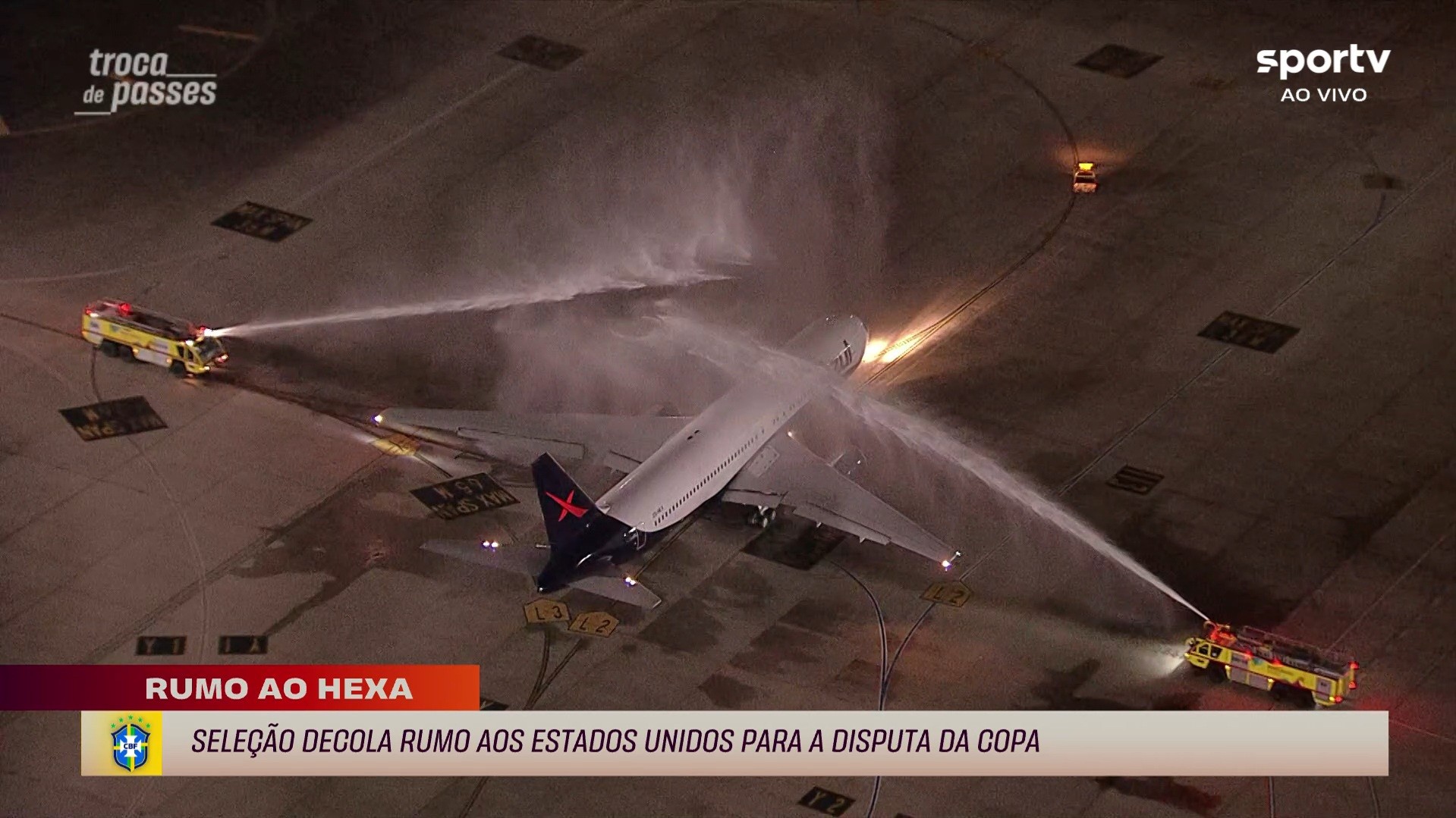 Por que caminhões de bombeiro jogaram água no avião da Seleção? | Ge