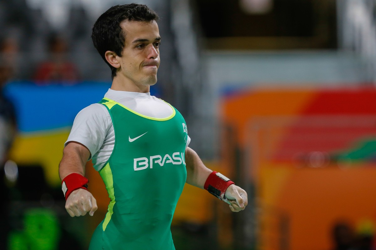 Barras, anilhas e computação: o engenheiro de 1,42m que levanta 177kg ...