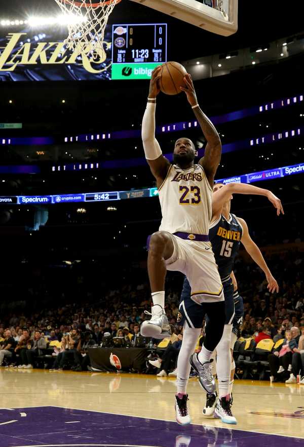 Roubada de bola insana de LeBron em cima de Jokic é destaque da NBA ...