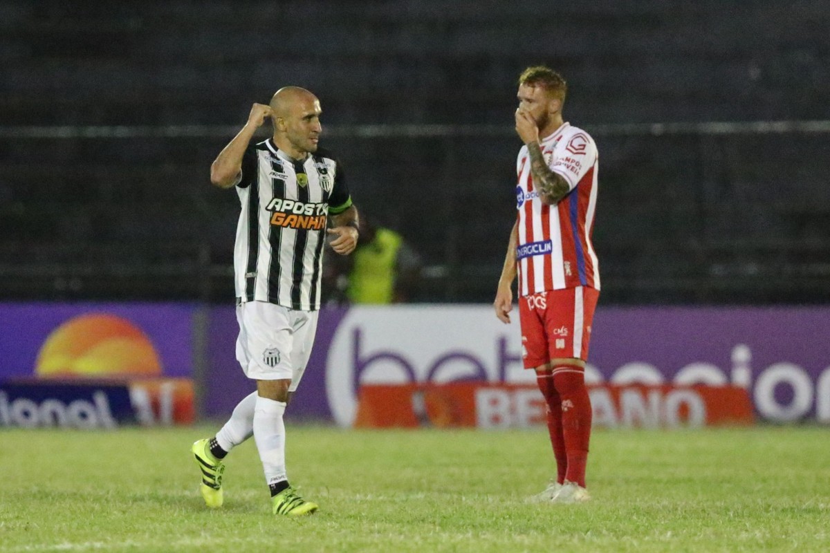 "Lugar de ídolo é em casa": Central oficializa contratação de Leandro ...