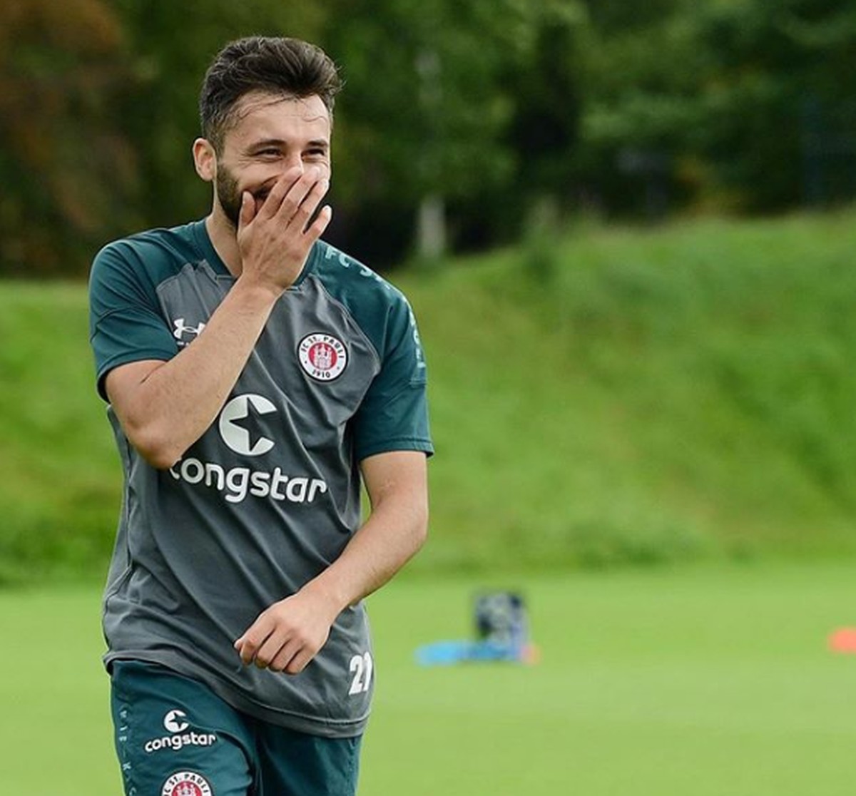 Clube alemão demite Cenk Sahin por apoiar ofensiva da Turquia contra ...
