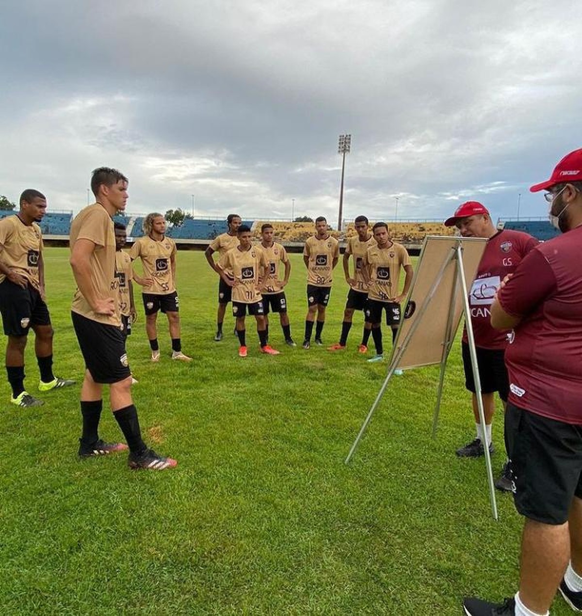 Capital FC divulga lista com 30 atletas para o Estadual; Acosta está ...