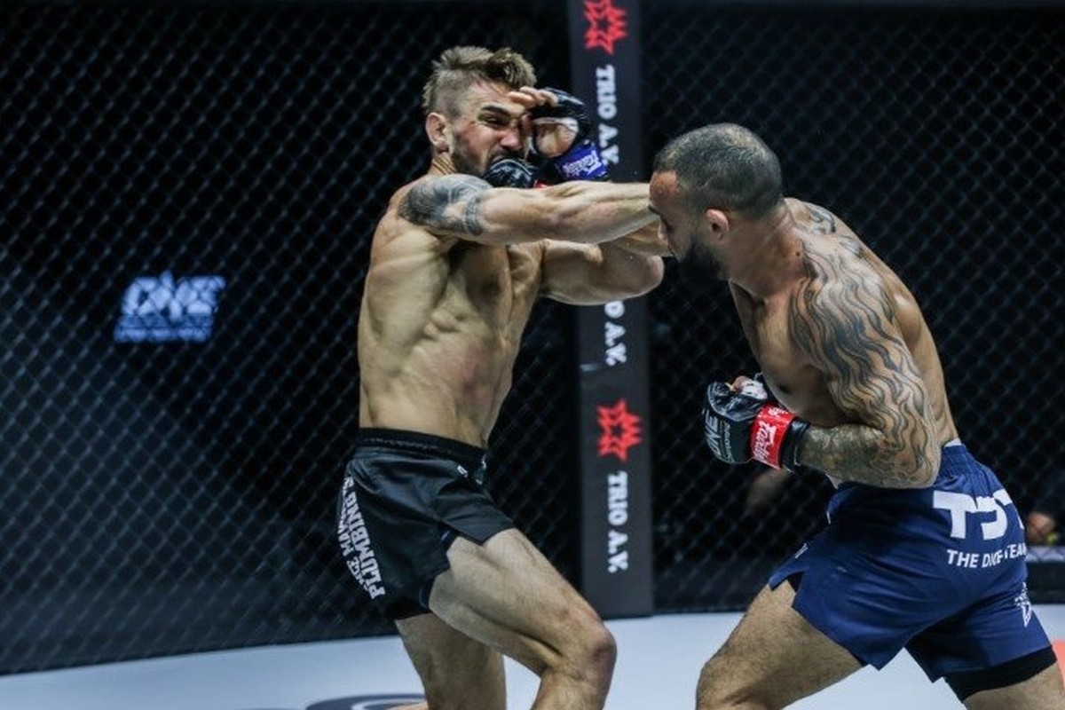 Devastador! John Lineker arrasa rival com nocautaço no ONE | combate | ge
