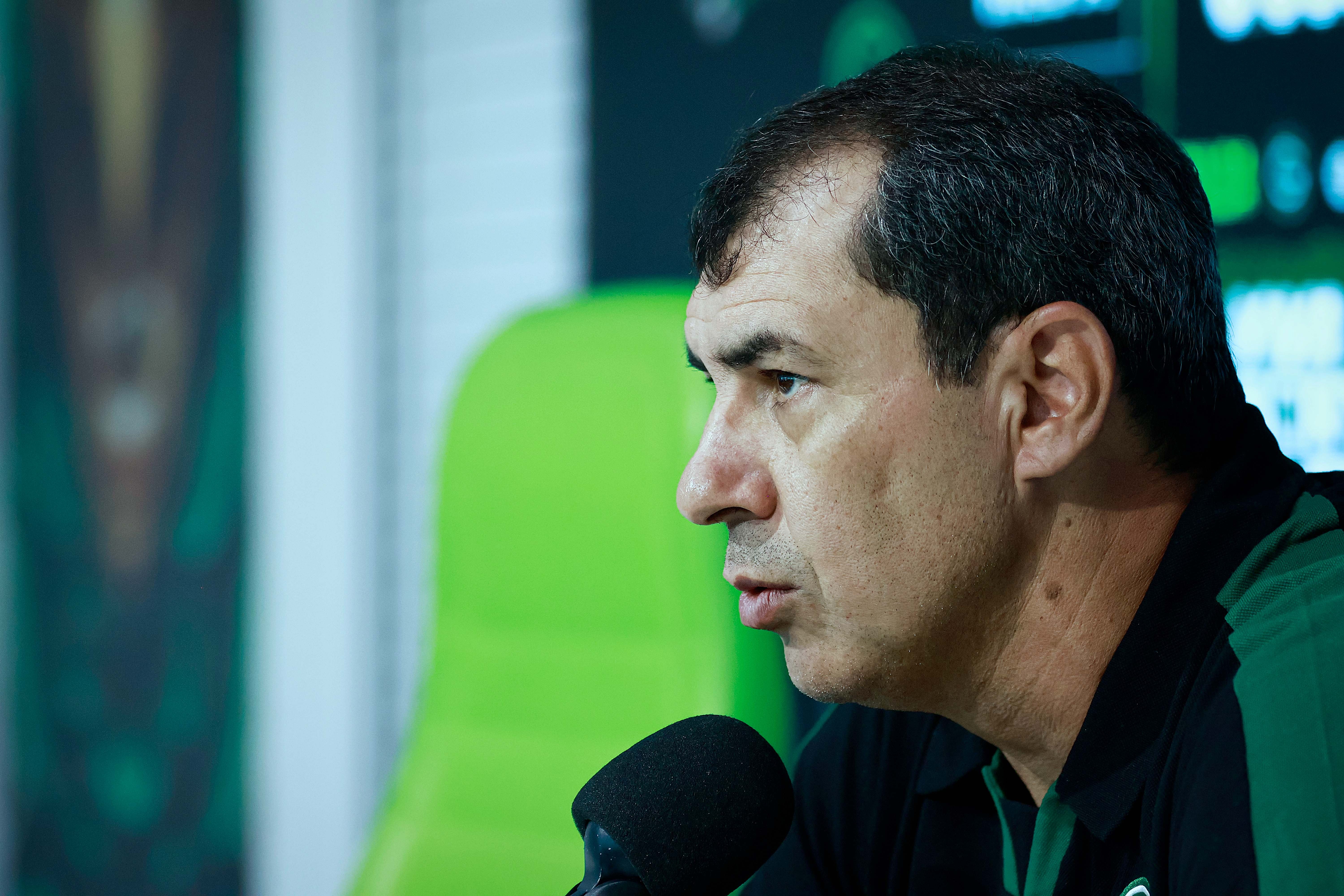 Carille é apresentado no Goiás e nega estigma de retranqueiro | Ge