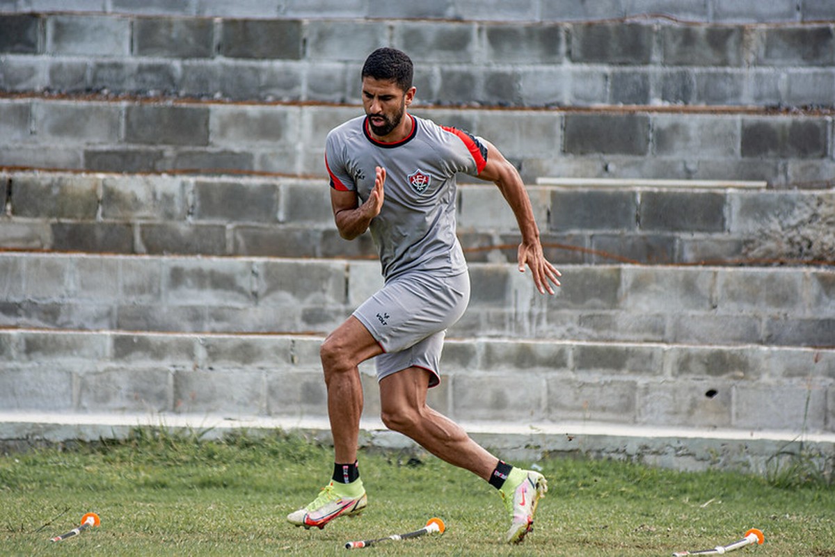 Elenco do Vitória treina finalização em preparação para pegar o ...