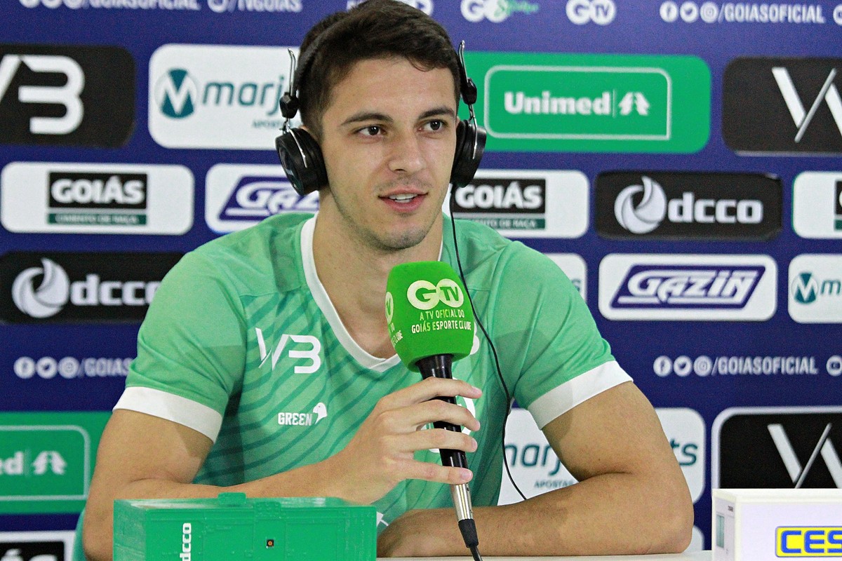 Shaylon se diz adaptado à nova função de ala pela direita no Goiás ...