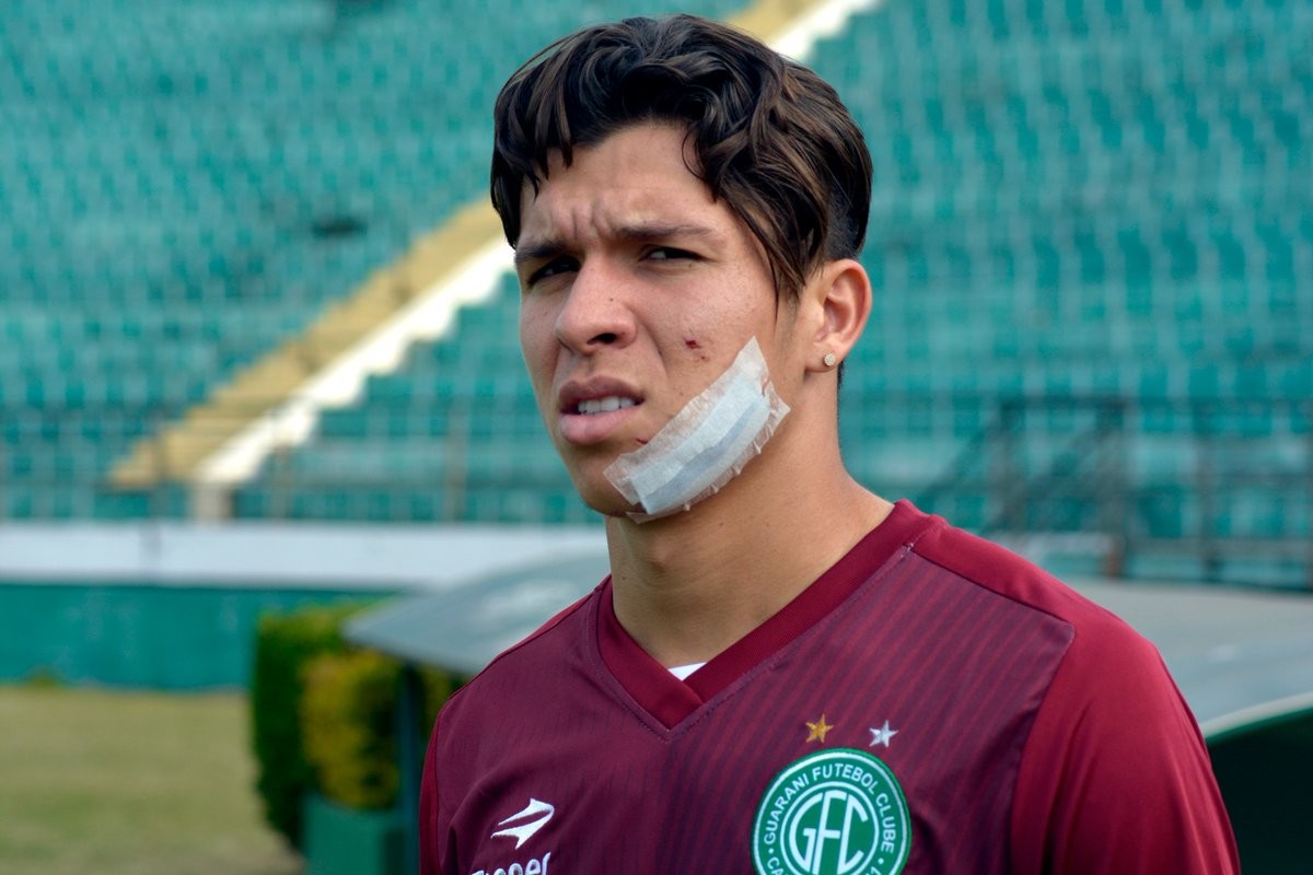 Sem fratura, Nazário aparece em campo e deve voltar ao Guarani contra o ...