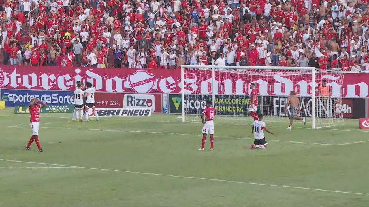 Polícia prende torcedor que invadiu campo e chutou atleta do Vila Nova | Ge