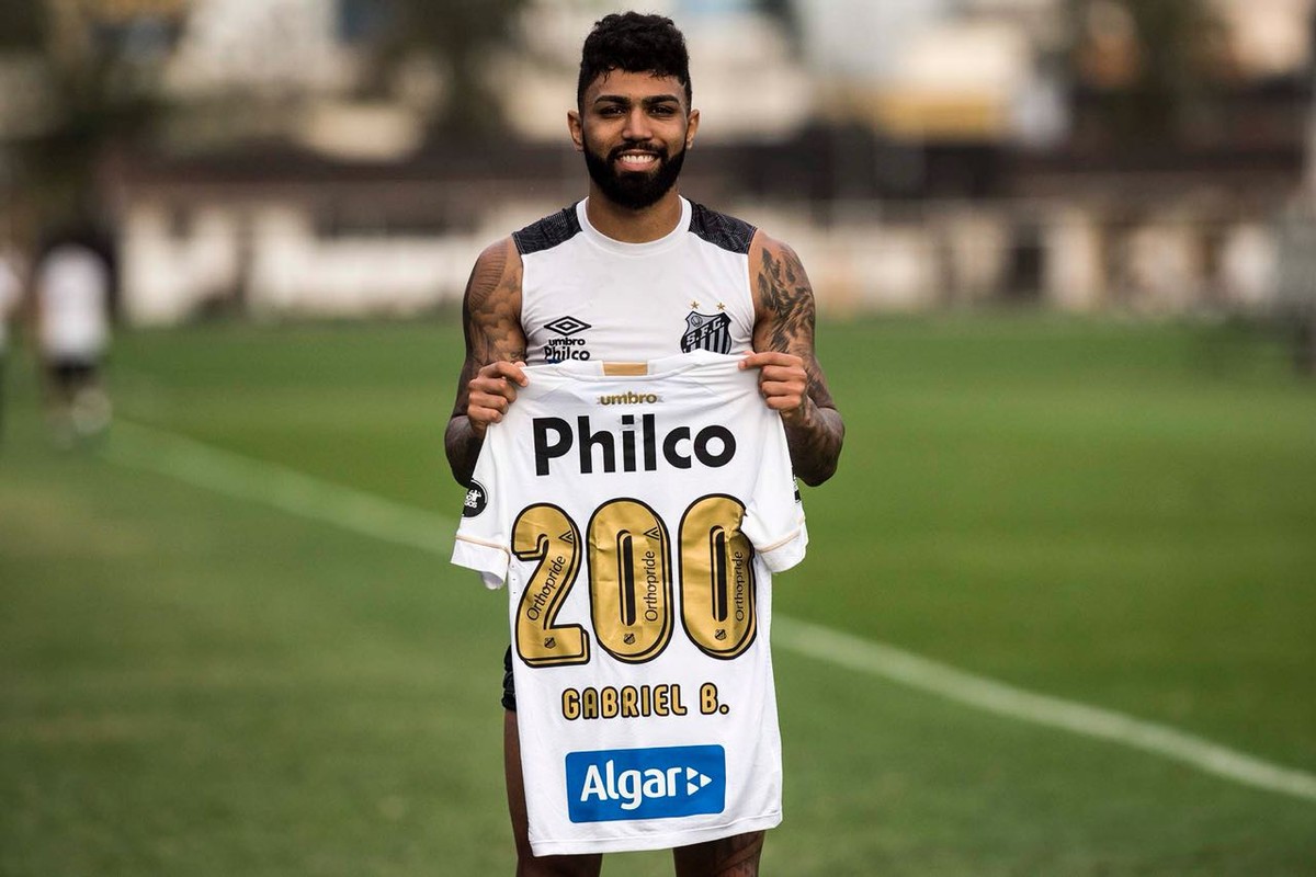 Com camisa personalizada, Gabigol completa 200 jogos pelo Santos ...