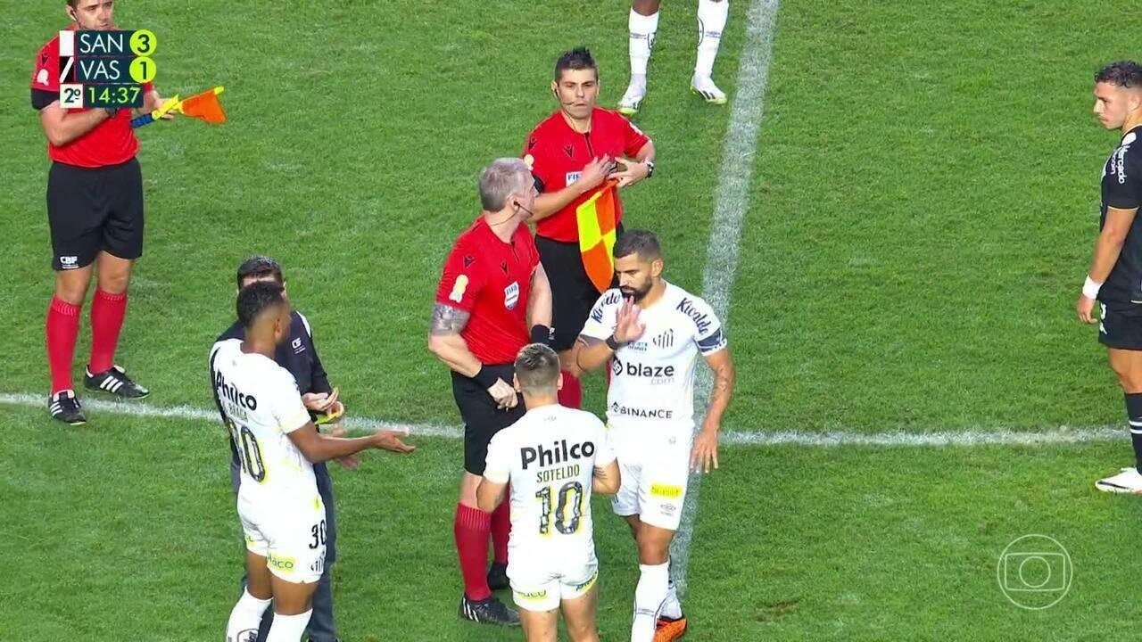 Lucas Lima, do Santos, cobra Daronco em rede social após cartão ...