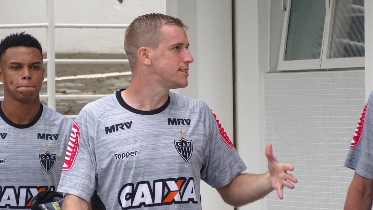 Oswaldo avalia Adilson, de volta ao grupo principal: "Vamos seguir ...