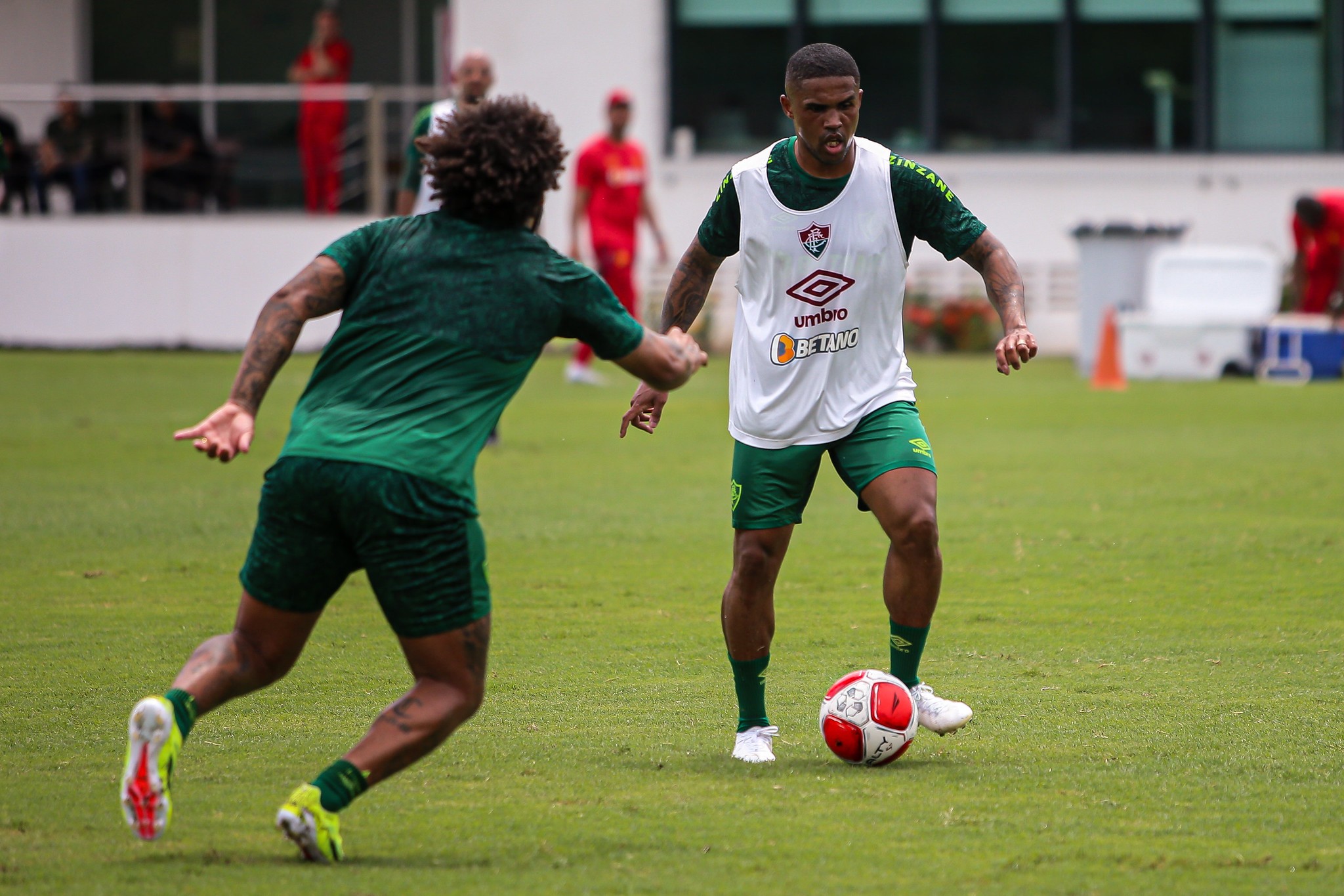 Sem atuar há 110 dias, Douglas Costa evolui mais rápido que o previsto ...