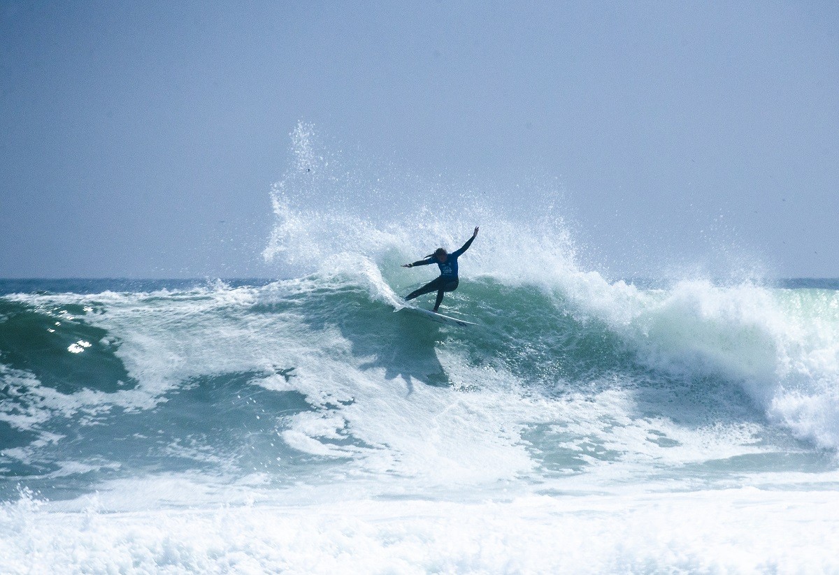 Laura Raupp vence primeiro QS fora do Brasil | nas linhas do surf | ge
