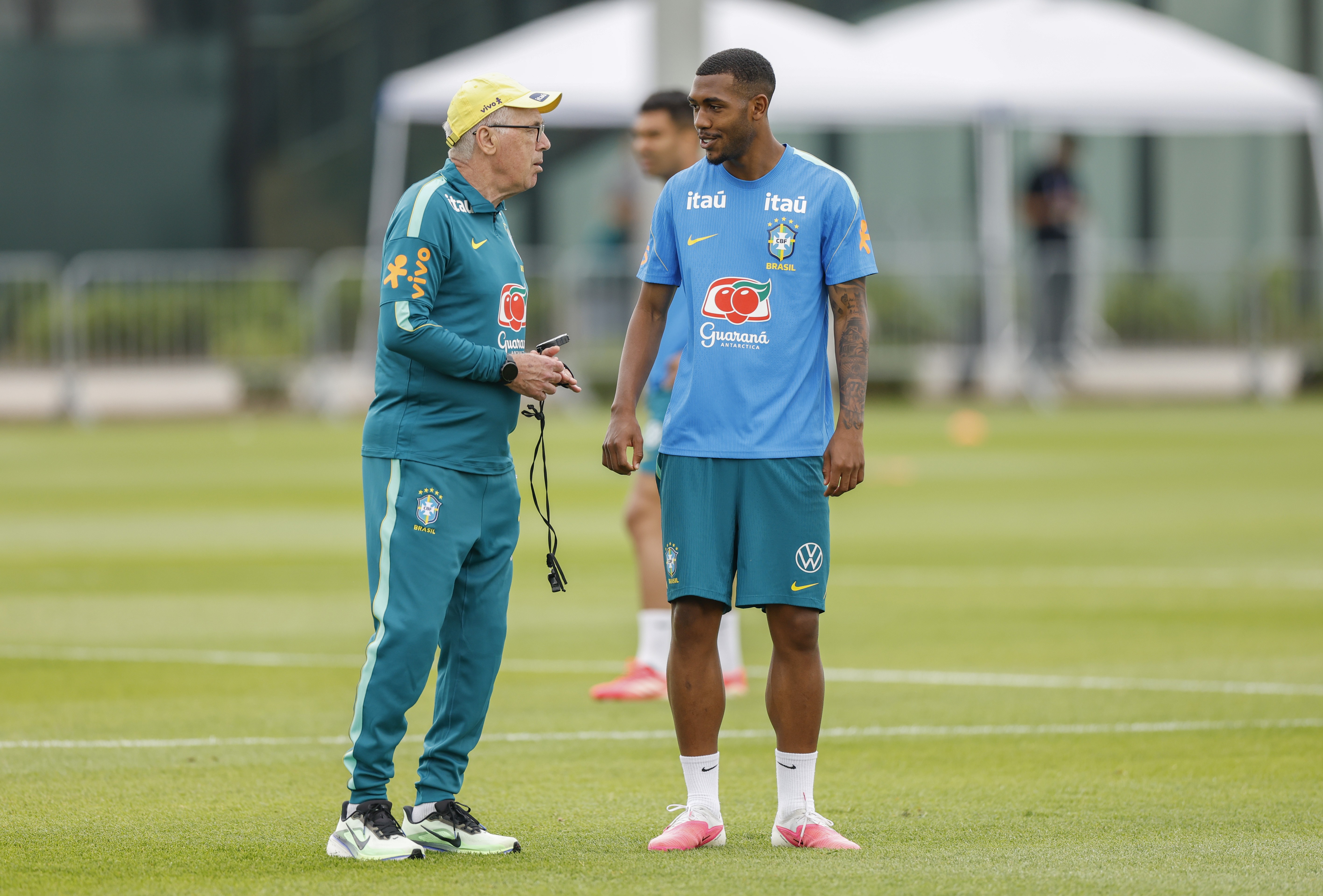Escalação da Seleção: Rayan treina na vaga de Raphinha, e Ancelotti ...