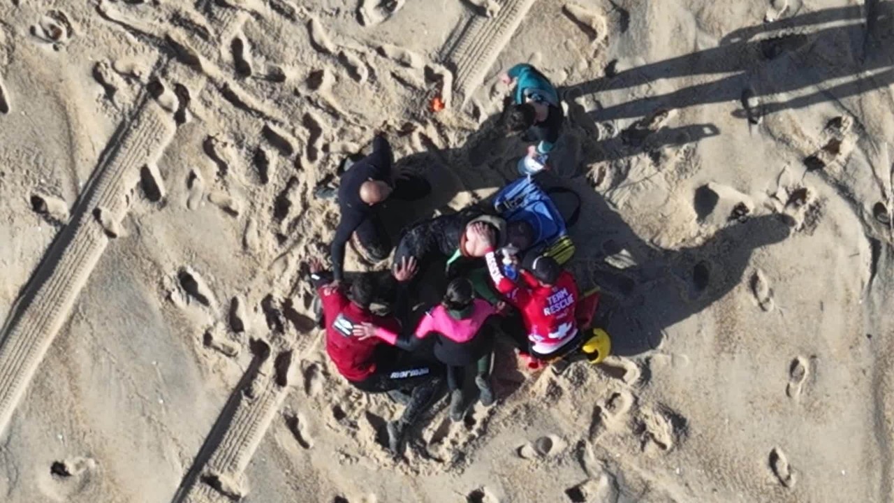 Carlos Burle sofre queda impressionante em onda gigante e é resgatado ...