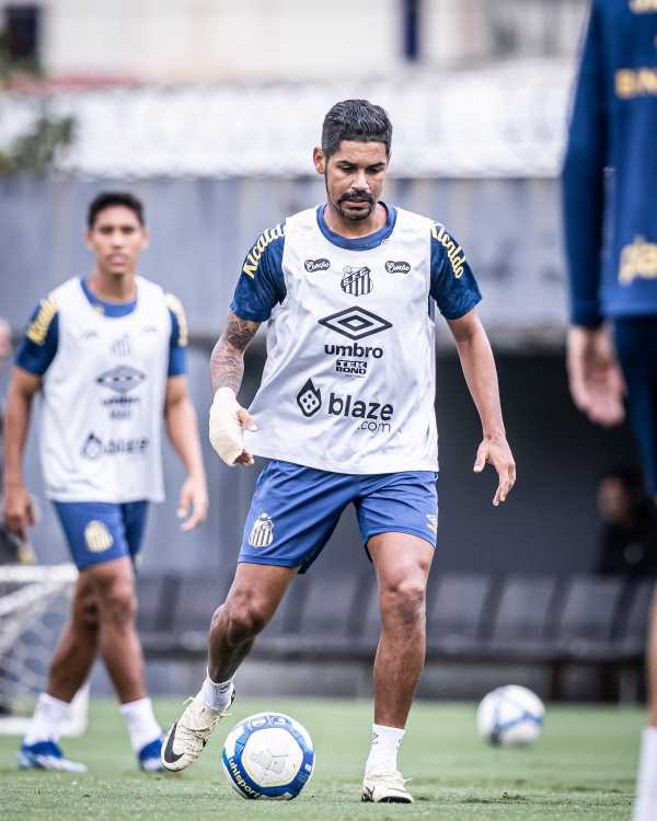 Liberado após cirurgia, Aderlan terá vida dura para recuperar a vaga na ...