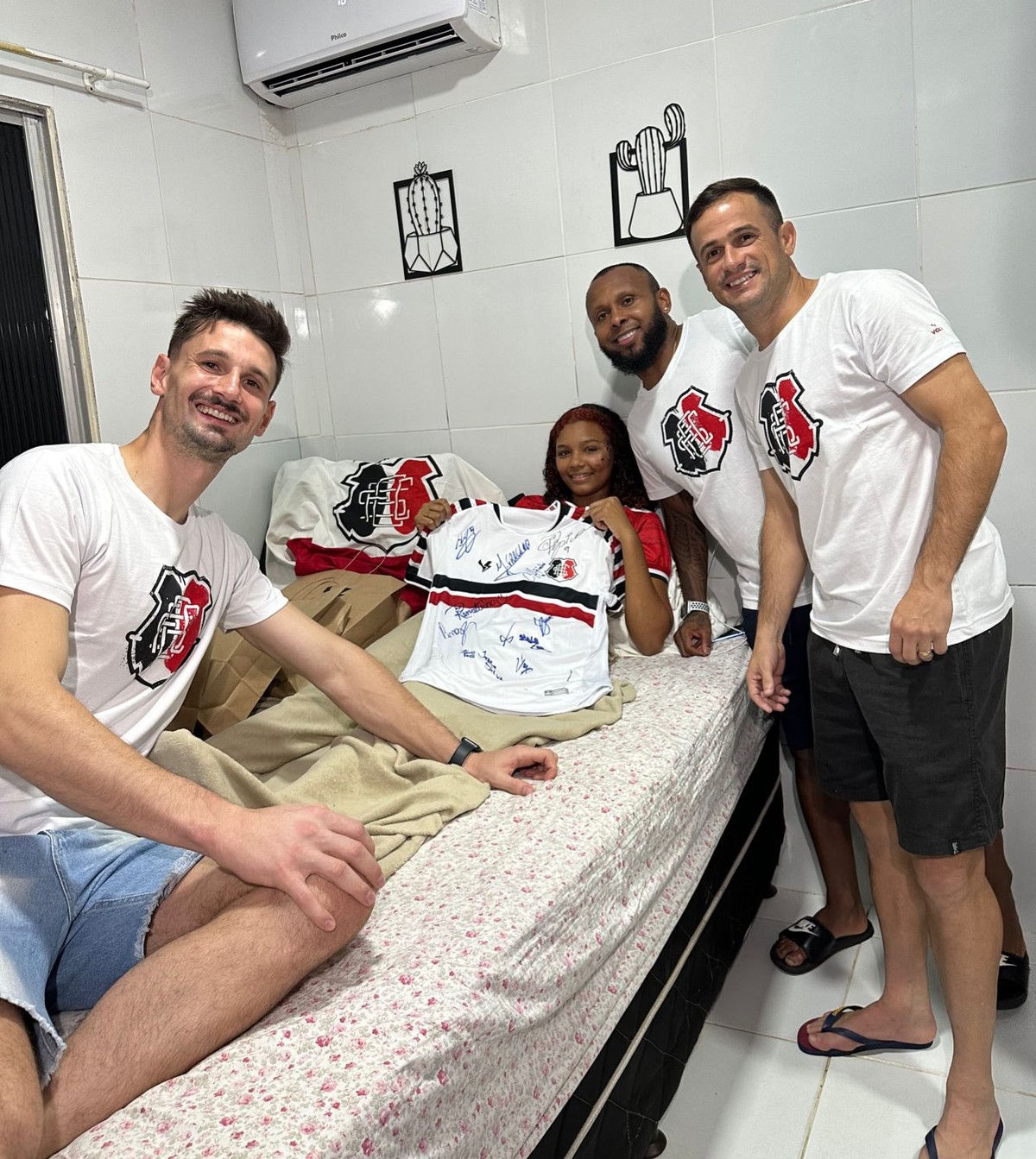 Jogadores do Santa Cruz visitam torcedora que sobreviveu a desabamento de prédio no Janga ...