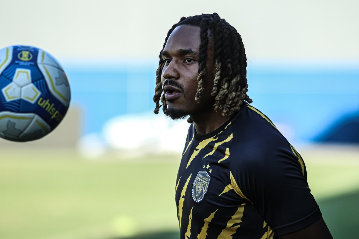 Anunciado em julho, atacante belga Josh Epiah, ex-Leicester, deixa o ...