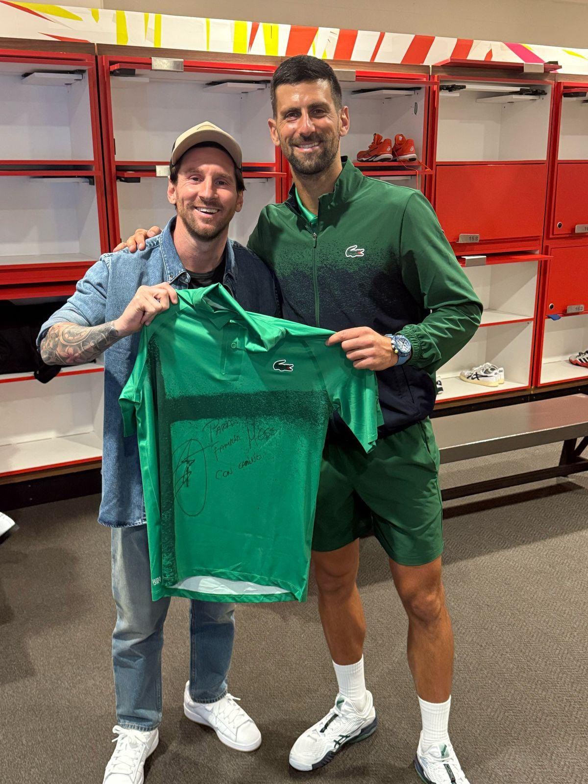 Djokovic troca camisas com Messi após avançar à final do Miami Open ...