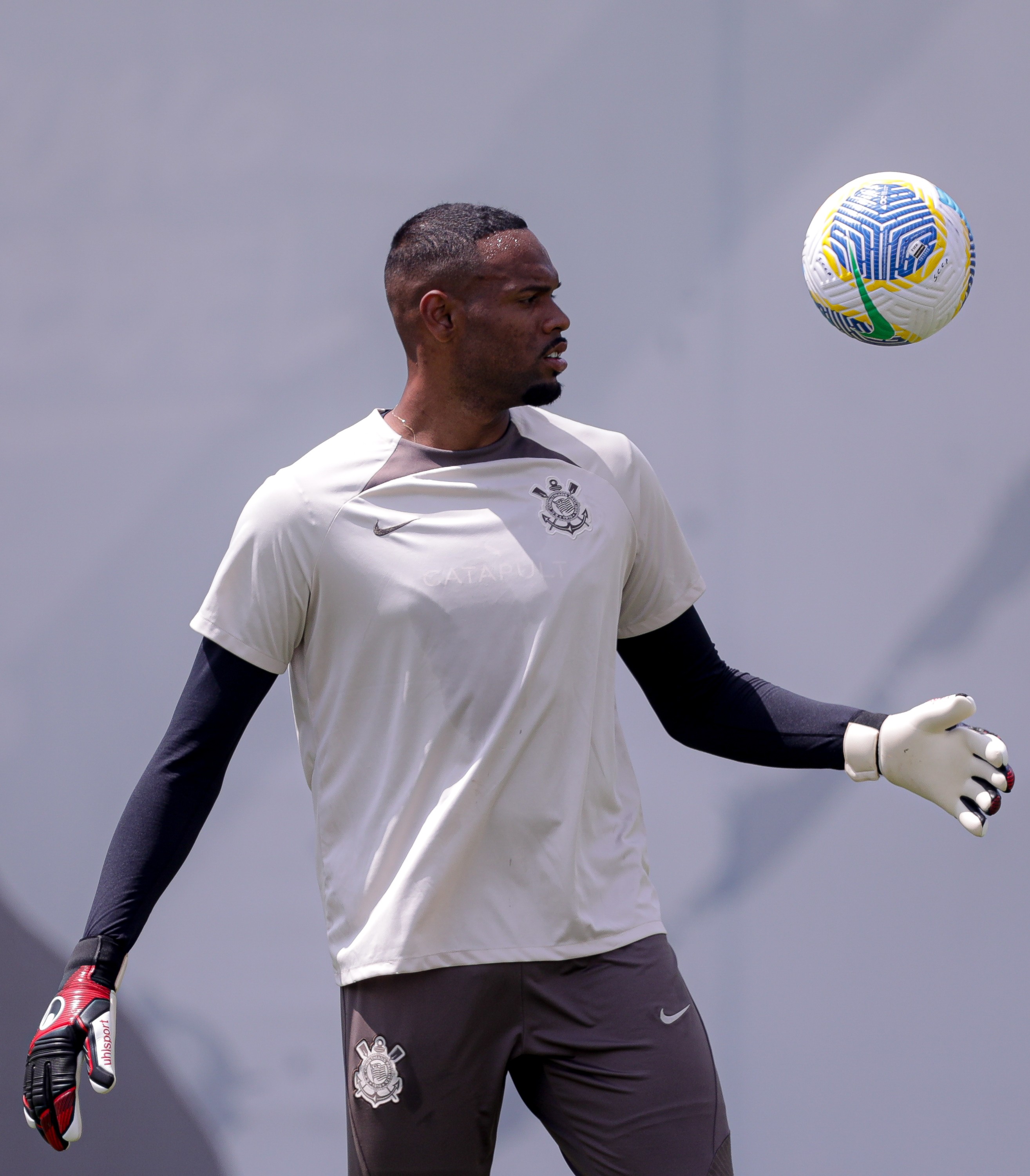 Corinthians anuncia a saída de Carlos Miguel, que vai para a Inglaterra ...