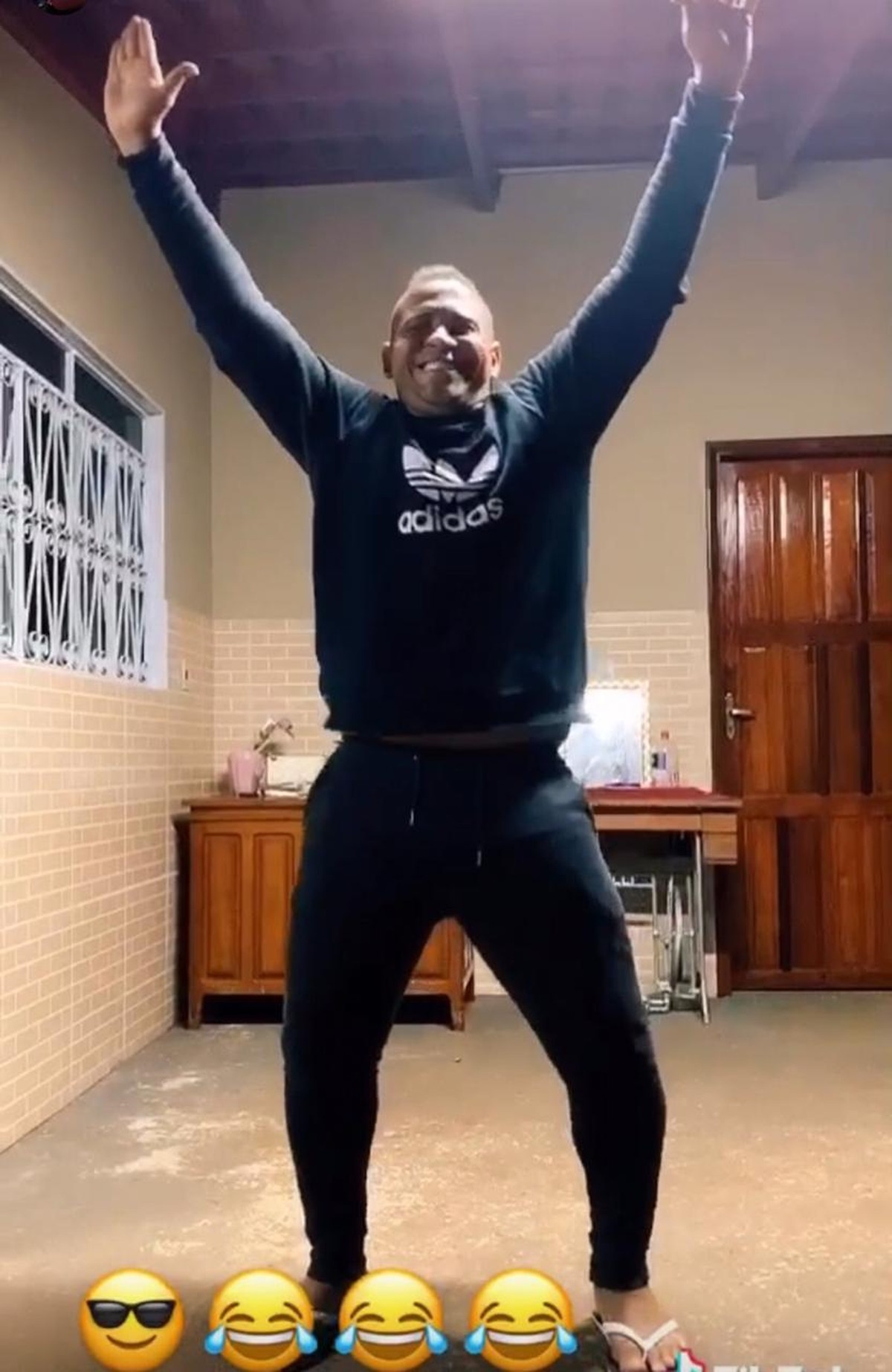 Em meio a treinos para voltar à forma, Walter aparece fazendo dança que ...