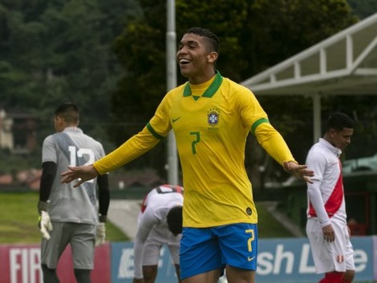 Pensando no futuro, Athletico renova contrato com promessa do time sub-20