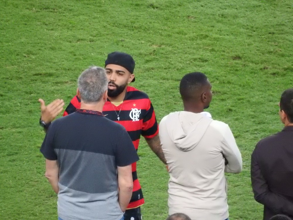 Cacegepos: Com número 100 e nome de Adriano às costas, Gabigol bate ...
