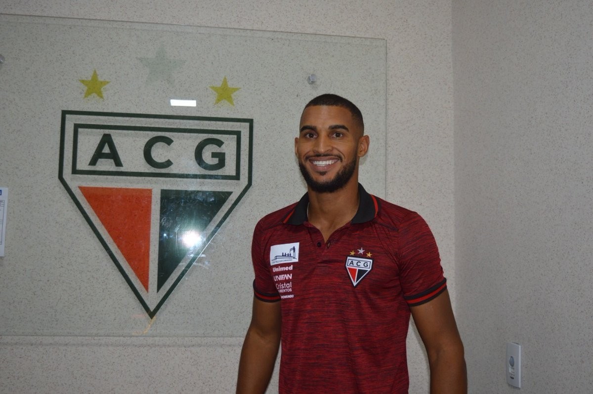 Atlético-GO rescinde contrato com zagueiro Douglas e fica só com três ...
