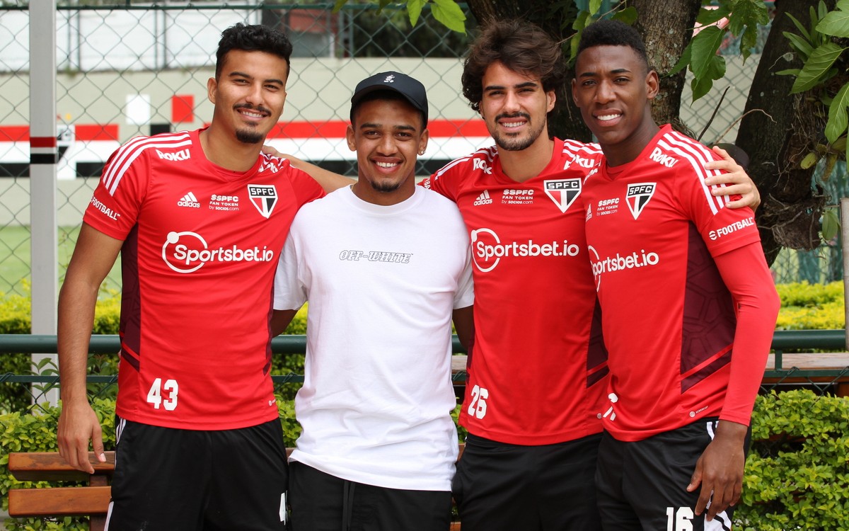 São Paulo volta a treinar e recebe visita do atacante Brenner | são ...