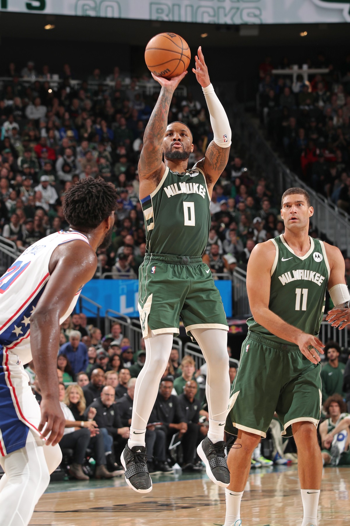 Com estreia histórica de Damian Lillard, Bucks vencem os Sixers | nba | ge