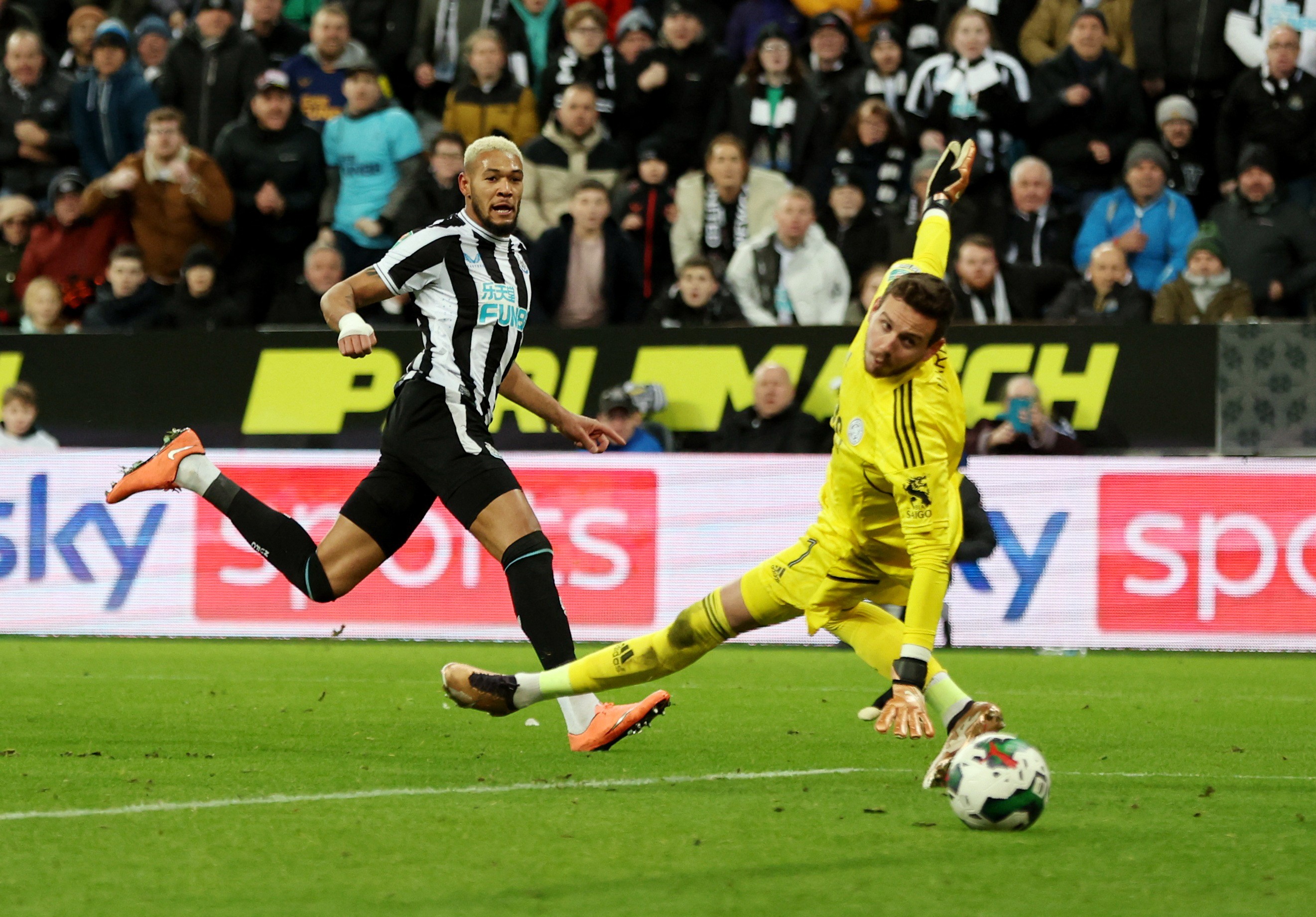 Newcastle vence Leicester com gol e assistência de Joelinton e vai à ...