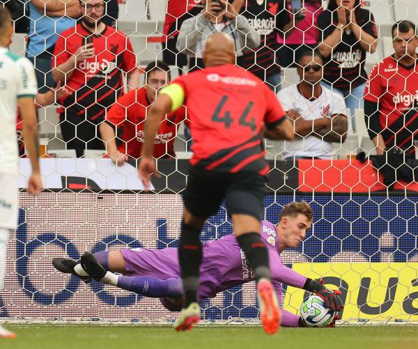 Atuações do Athletico: Léo Linck pega pênalti de Endrick em empate ...