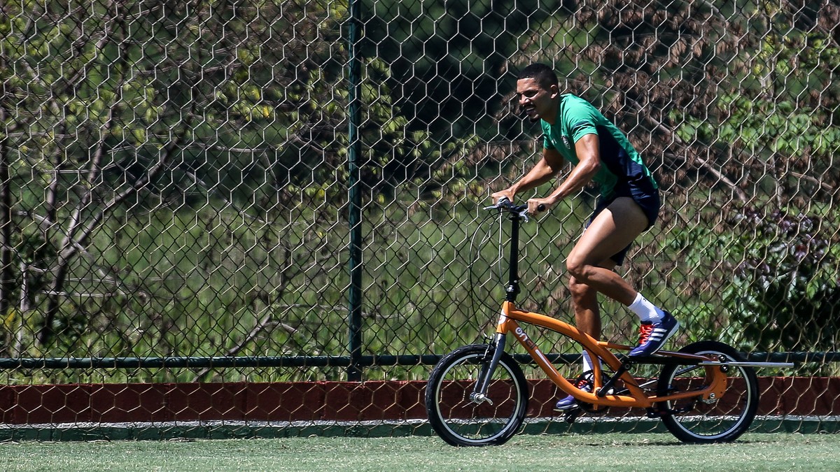 Pedala, Gilberto! Lateral usa bicicleta especial em tratamento de dores ...