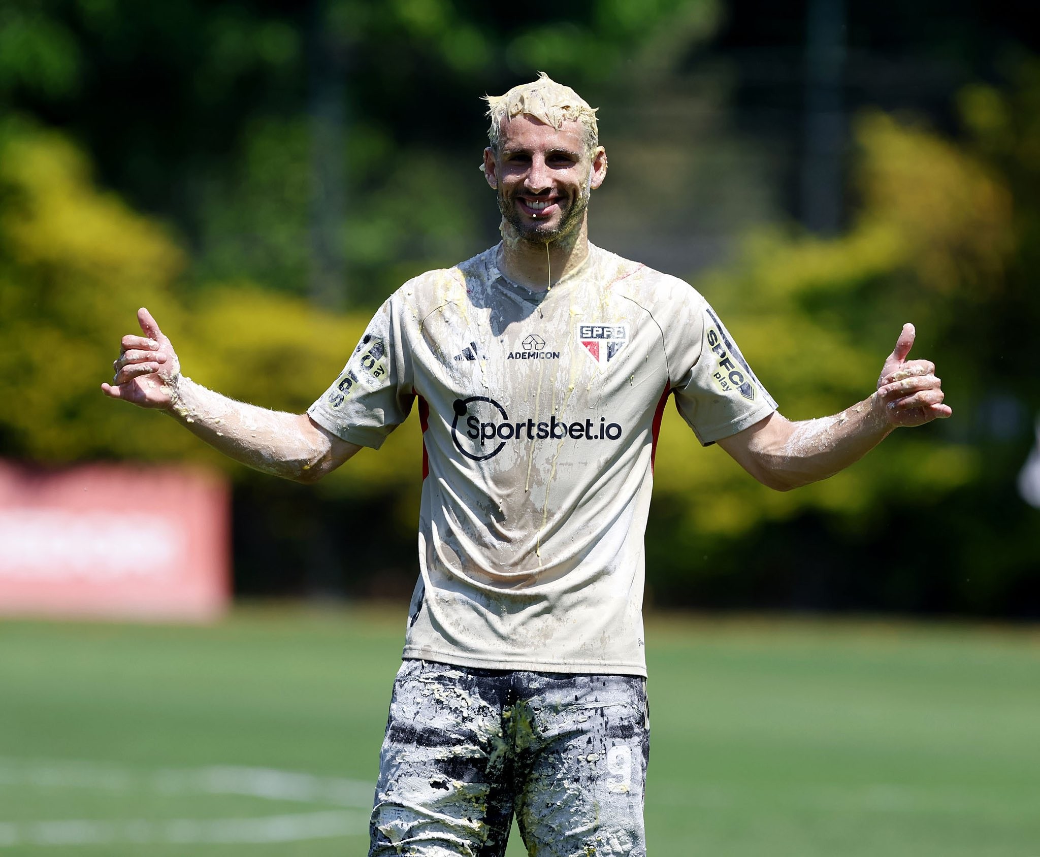 Em dia de aniversário, Calleri recebe "ovada" dos jogadores do São ...