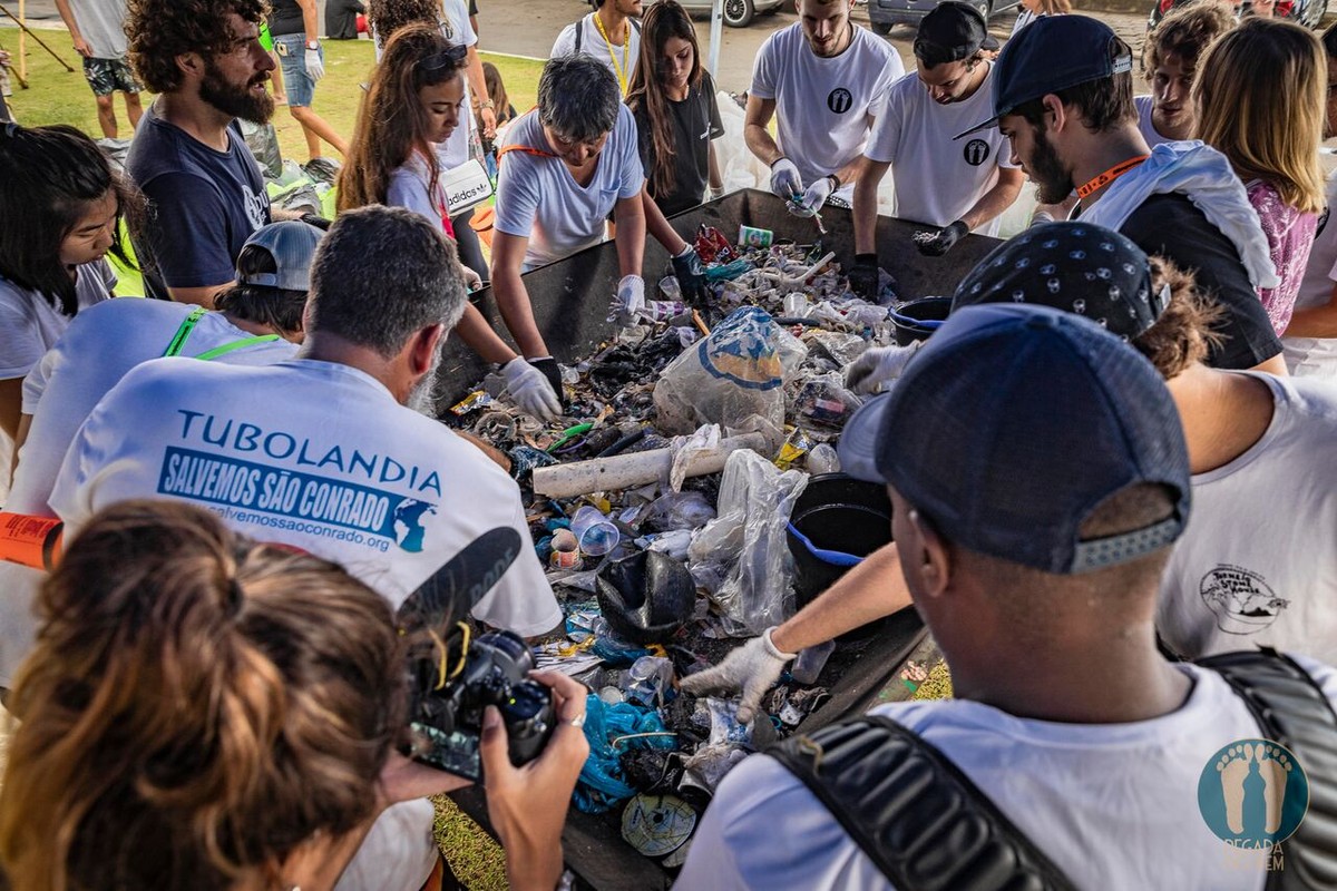 3.834 bitucas, 921 canudos, 473 copos... Atriz e surfista iniciam ...