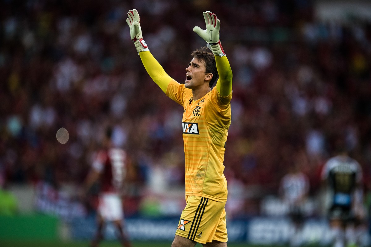 César ''passa no vestibular'' após falha, salva o Flamengo e vive jogo ...