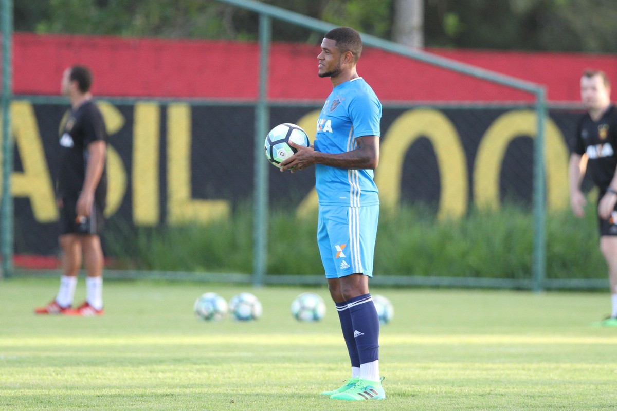 Novo capitão, Anselmo tem esquema mudado a seu favor no Sport | sport | ge