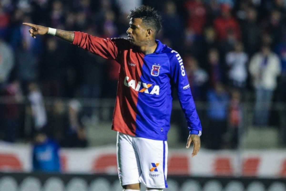 René Santos passa por exame e é liberado para jogar pelo Paraná contra ...