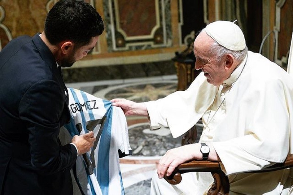 Papu Gómez, da Argentina, tem camisa "abençoada" pelo Papa Francisco um ...
