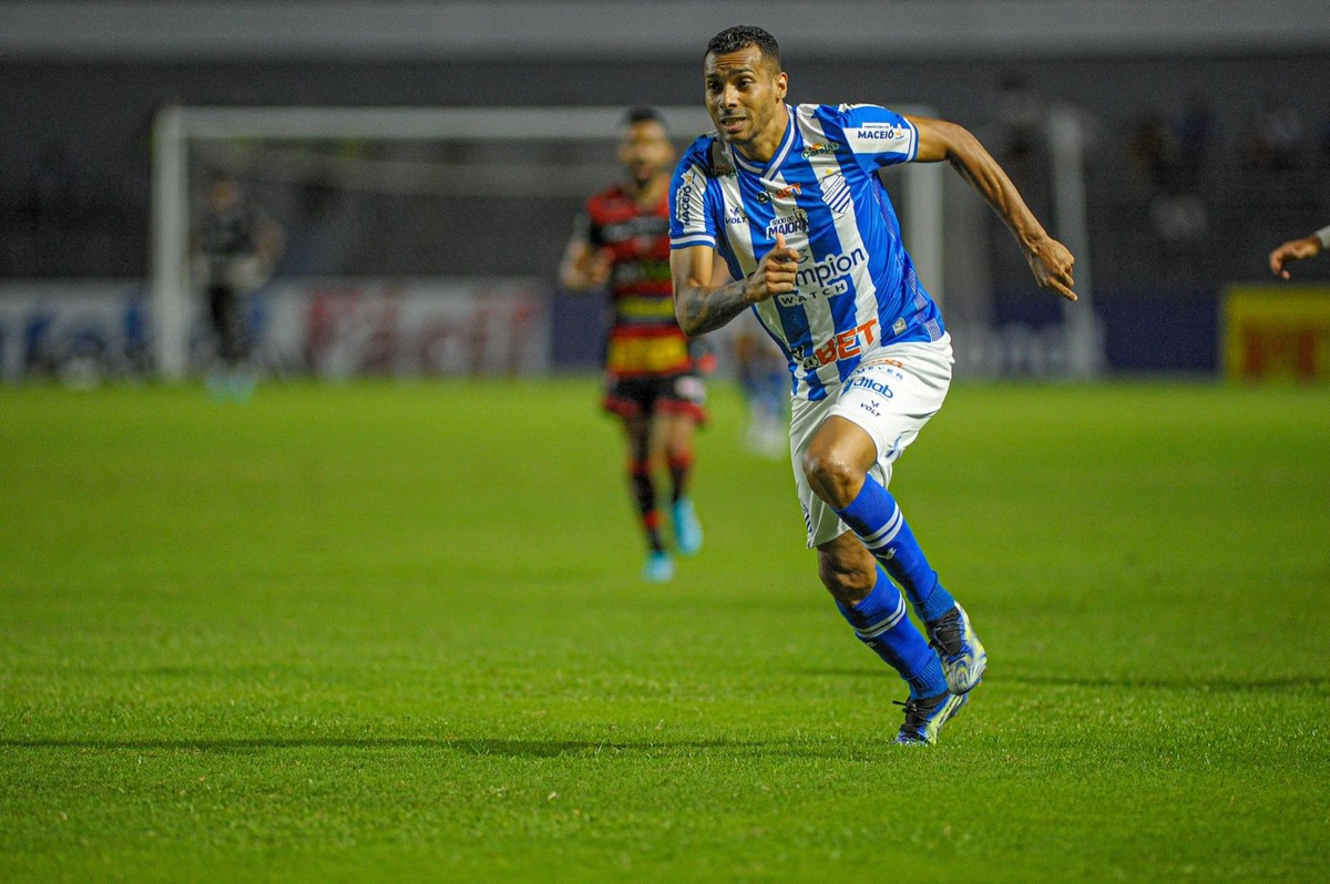 Elton entra na mira do Náutico, ainda sem um camisa 9 | náutico | ge