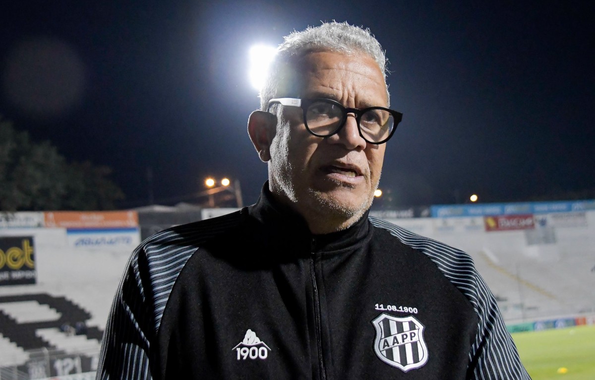 Com permanência, Hélio tenta quebrar tabu de 12 anos sem um técnico ...